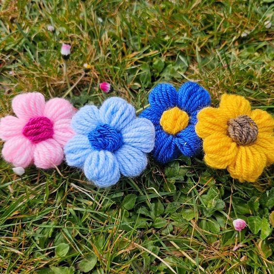 How to Crochet a Puff Stitch Daisy Flower: Free Pattern - Crafting Happiness